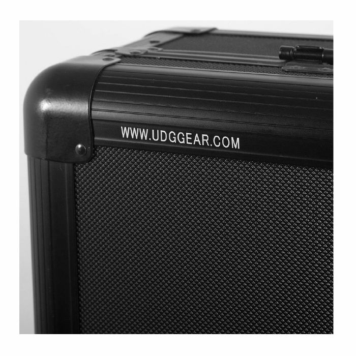 UDG Ultimate 7 Vinyl Record Flightcase 200 (black) at Juno Records.