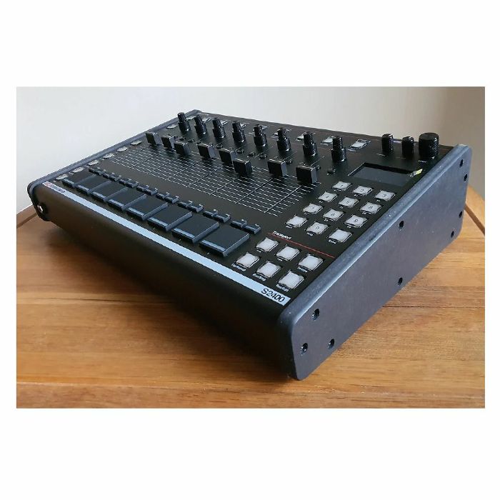 Synths & Wood Isla Instruments S2400 End Cheeks Stand (valchromat) at ...